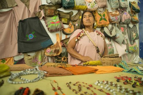 Yanesha women revive traditional dyeing with | chirapaq.org.pe